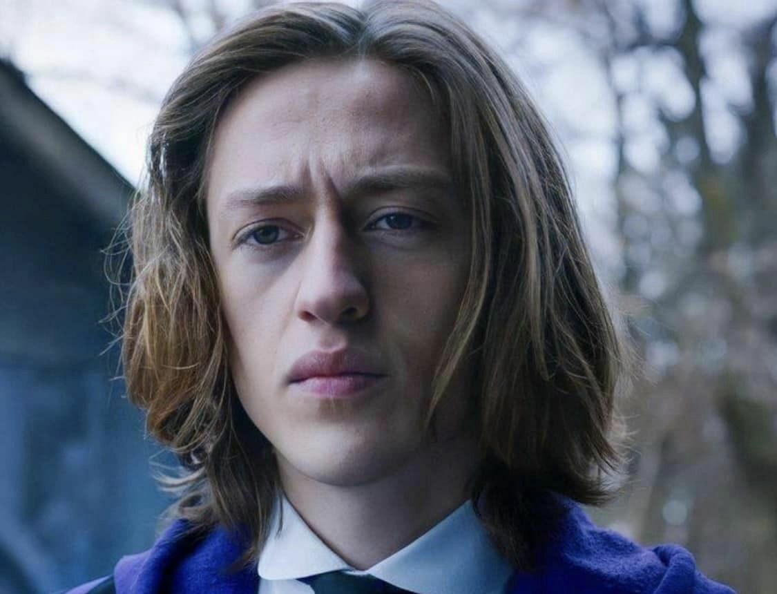 Acusan a Percy Hynes, actor de ‘Merlina’, de abuso sexual