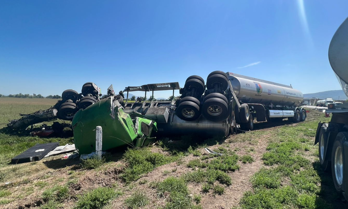 Vuelca pipa doble remolque tras derrame de combustible en la México-Tuxpan – Criterio Hidalgo