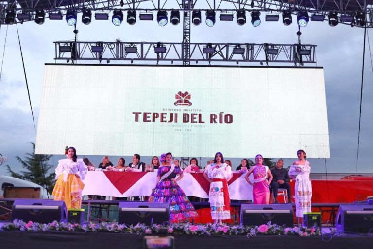 Tepeji del Río corona a su reina de las Fiestas de Octubre 2024