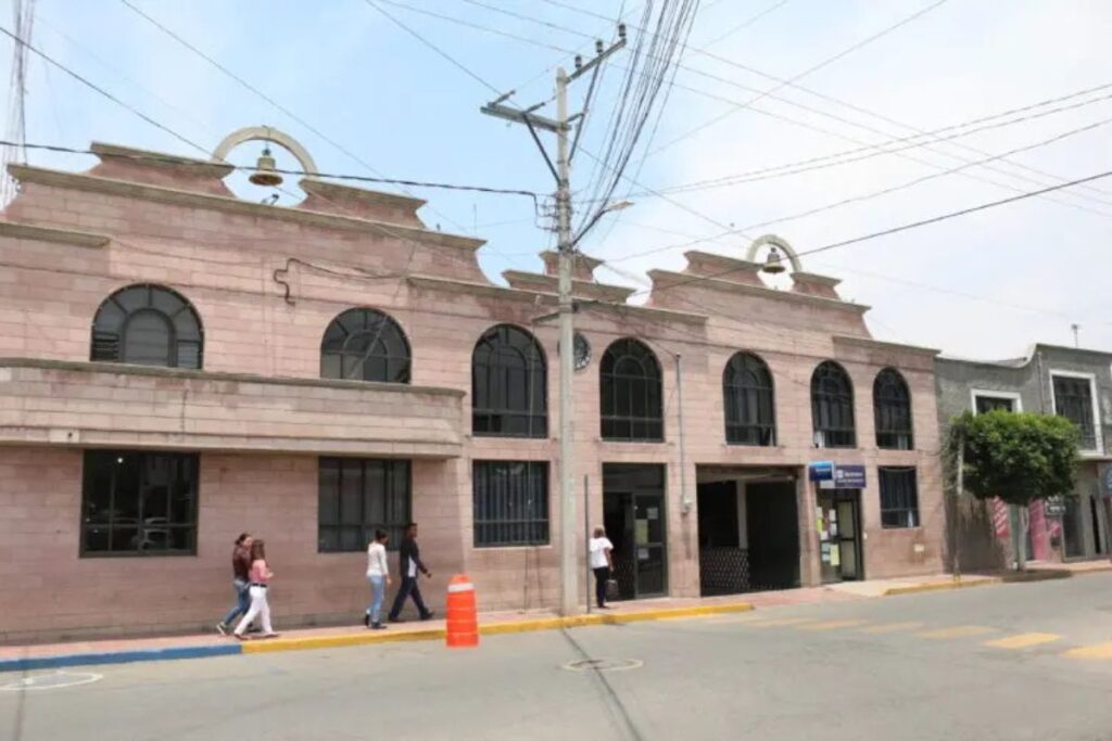 ¿Cuál es el salario mensual del alcalde de San Agustín Tlaxiaca?